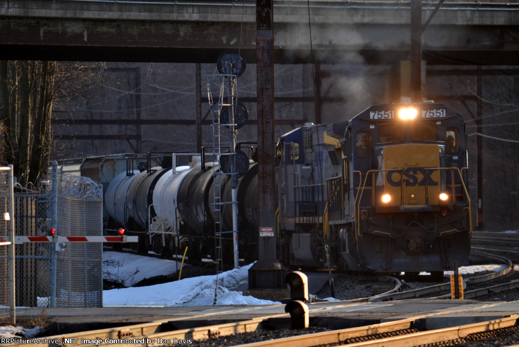 CSX C40-8 7551 leads Q418-23